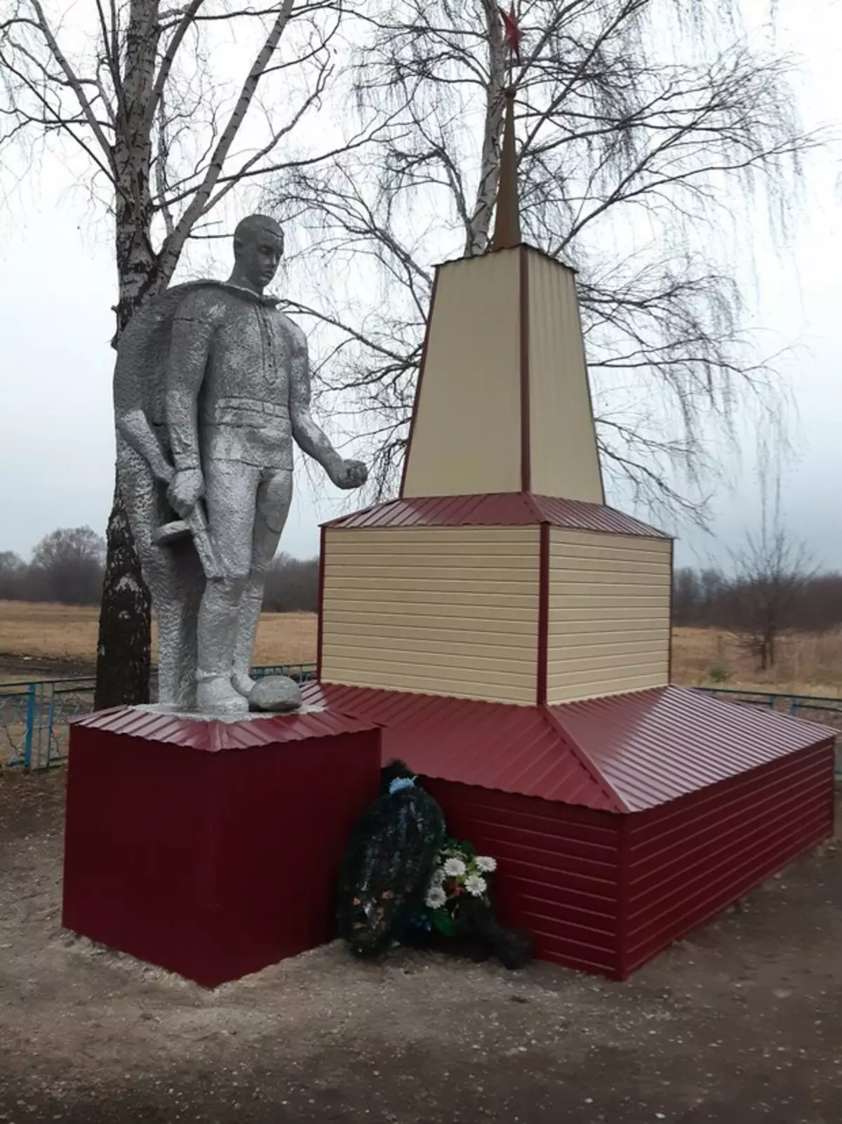 Снимка №3 - в Мордовия, паметник на убитите в голямата патриотична война е реновиран от сайдинг, но след възмущение на жителите те обещаха да преработват всичко (снимка)