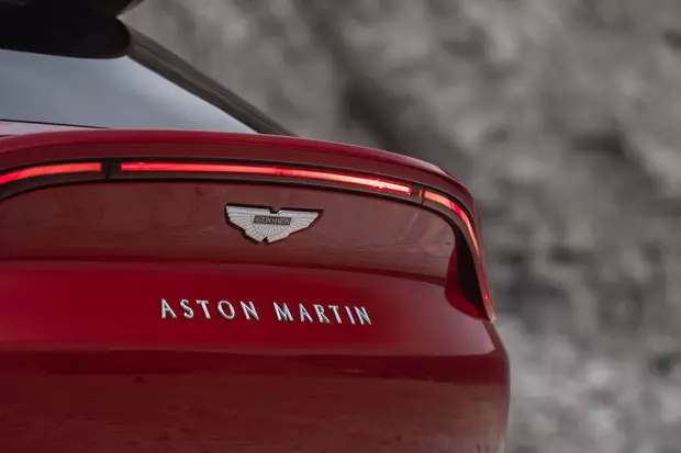 Photo №2 - Thug Aston Martin an chéad cheann i stair an bhranda crossover isteach
