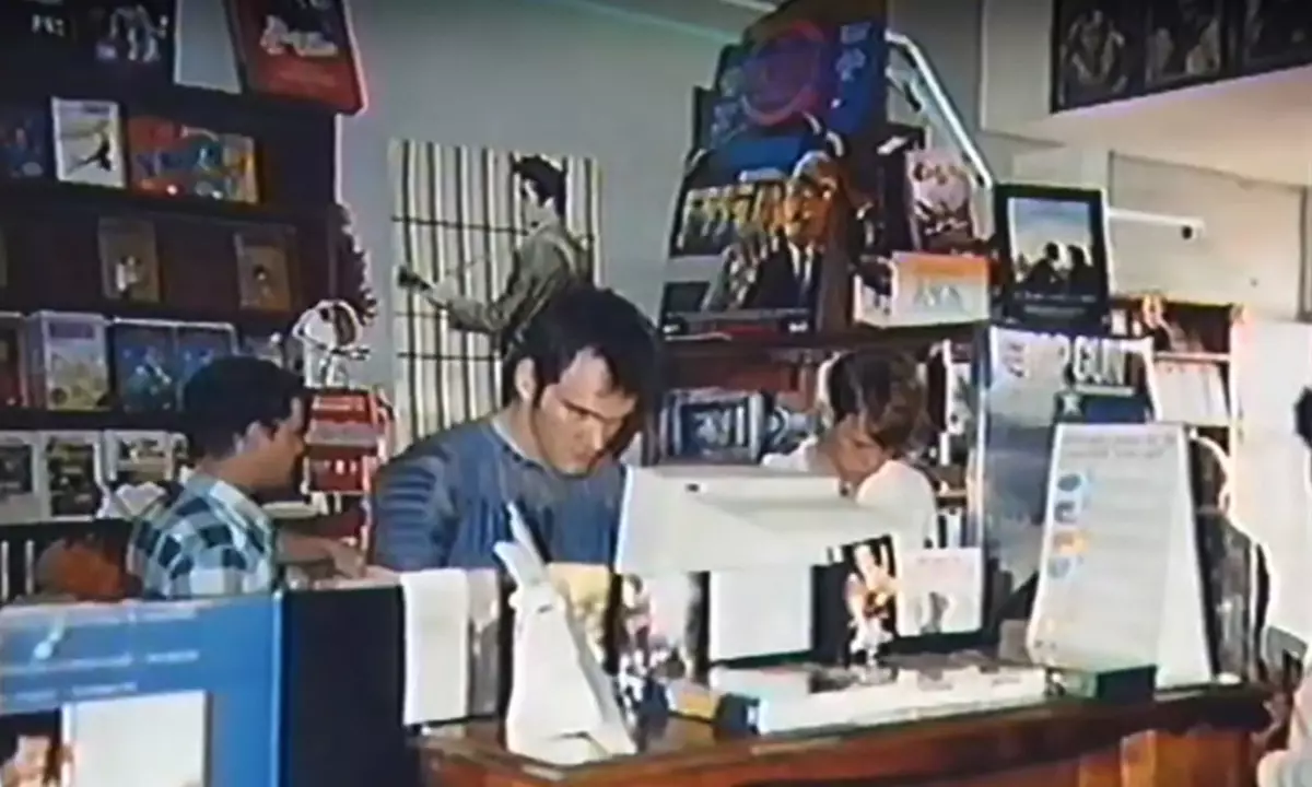 Kisah satu foto: Young Quentin Tarantino di tempat kerja dalam penyewaan video