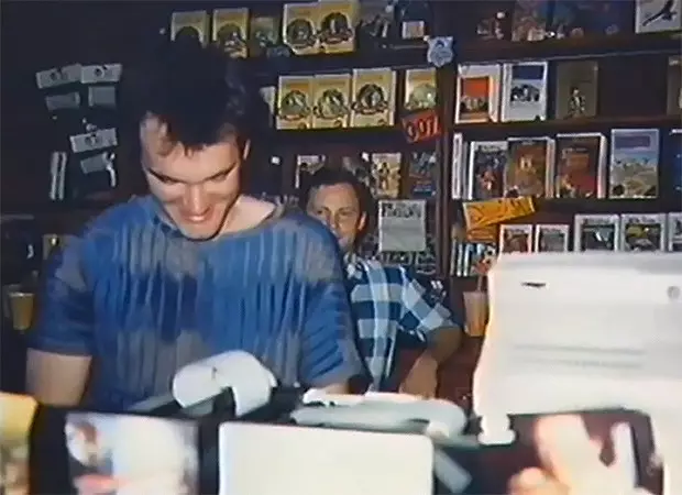 Photo Numéro 2 - Historique d'une photo: Young Quentin Tarantino au travail dans la location vidéo