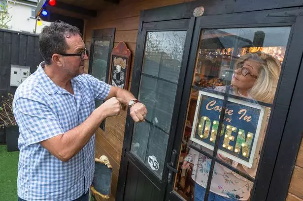 Foto nummer 3 - En beboer i Storbritannien bygget en rigtig pub i haven, så manden ikke forsvinder i Kabakov (foto)