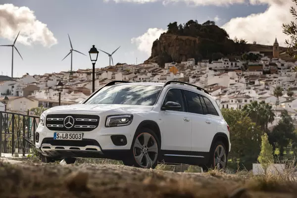 Mercedes-Benz GLB: сервируем на сем персон 30403_11