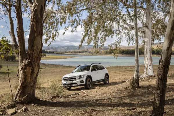 Mercedes-Benz GLB: сервируем на сем персон 30403_12