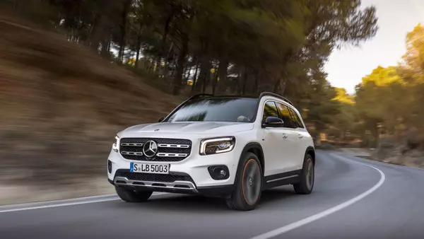 Mercedes-Benz GLB: сервируем на сем персон 30403_17