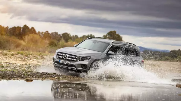 Mercedes-Benz GLB: сервируем на сем персон 30403_29