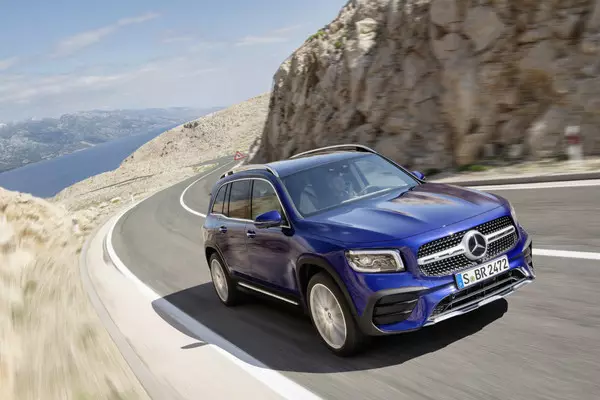 Mercedes-Benz GLB: сервируем на сем персон 30403_5