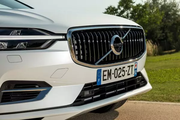 Volvo ieviesa jaunu hibrīdu un noraidīja plastmasas glāzes 30744_7