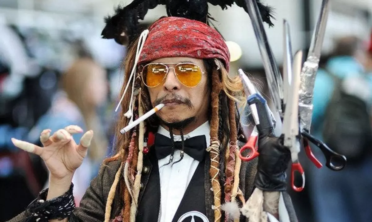 Litrato №1 - Guy Cosplay gilayon ang tanan nga mga tahas sa Johnny Depp sa usa ka costume