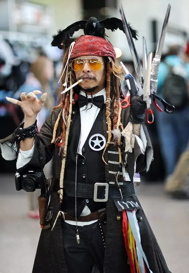 Foto №2 - Guy Cosplay langsung kabeh peran Johnny Depp ing salah sawijining kostum