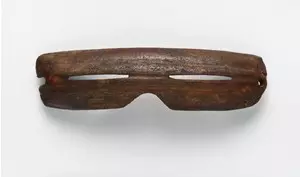 Foto número 3: ulleres antigues d'eskimos que protegeixen contra la ceguesa de la neu