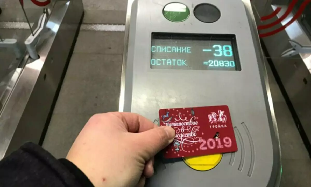 In Moskou bouwden de metro passagiers per ongeluk 20 duizend roebel voor reizen en mogen ze ze vervolgens verlaten