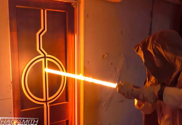 Layanan blok video mengumpulkan pedang laser nyata seperti dalam "Star Wars" dan menghancurkan helm dari Pesawat Serangan Imperial (video)