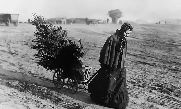 Wanita kembali dari pasar pohon Natal, 1895