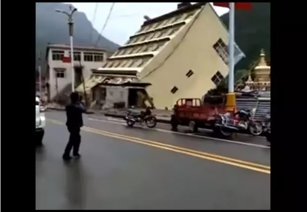 Photo №1 - 5-stöckiges Haus brach in den Fluss zusammen! Faszinierendes Video.