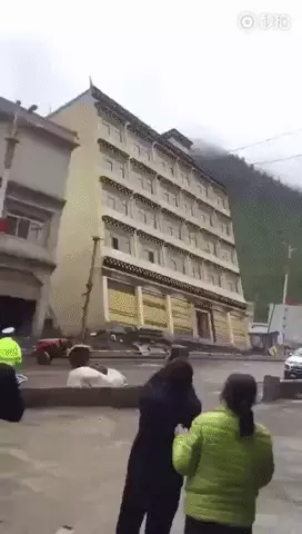 Foto Nummer 3 - 5-stöckiges Haus brach in den Fluss zusammen! Faszinierendes Video.