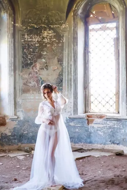 Foto nummer 1 - Modellen bedreigen de gevangenis voor een fotosessie in de vernietigde tempel