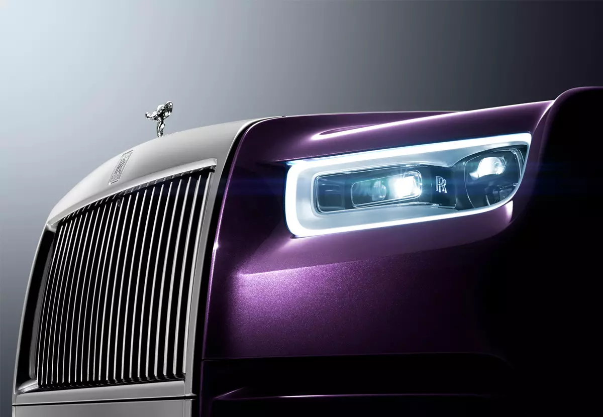 Rolls-Royce Phantom VIII: En lüks araba zamanın başlangıcından itibaren sunulur.