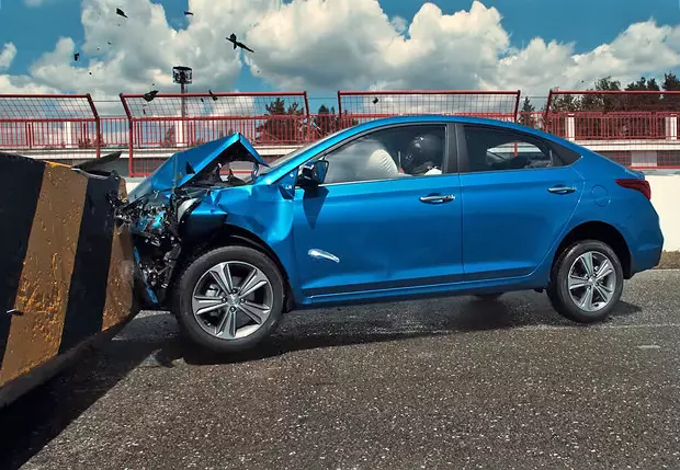 Pag-crash test: Sa New Hyunyi Solaris imbis sa usa ka mannequin milingkod sa usa ka buhi nga tawo!