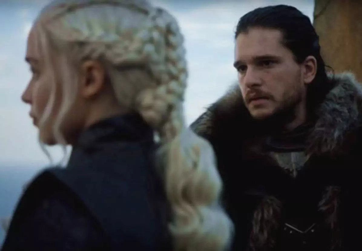 무슨 일이야? 네트워크는 존 스노우와 대용기 Targaryen을 연주하는 배우 키스 사진이 있습니다!