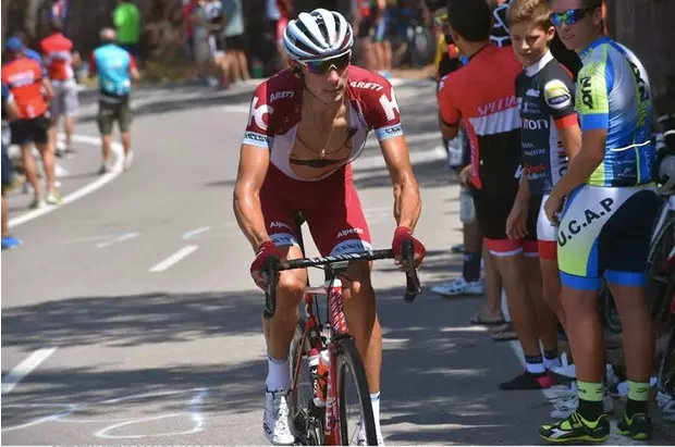 Foto №1 - Idiot Fan promesso un cavaliere russo da una bicicletta durante il check-in in Spagna (video oltraggioso)