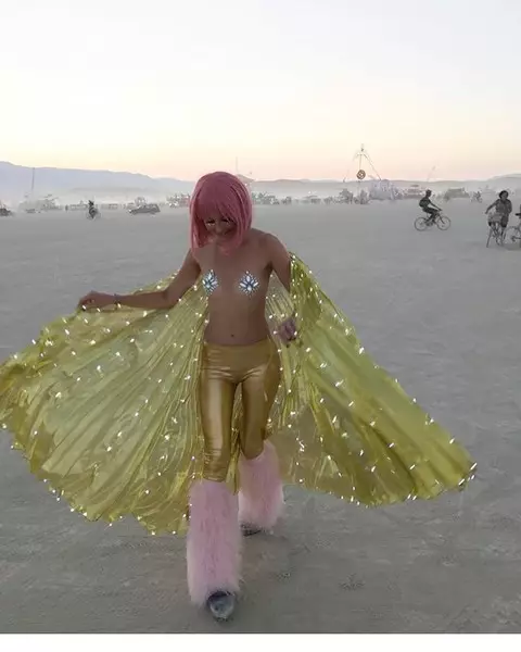 The most beautiful (and naked) girls of the Burning Man 2017 festival 36849_12