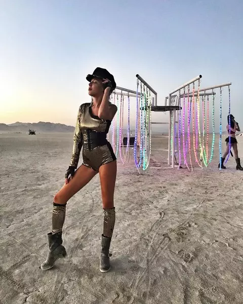 The most beautiful (and naked) girls of the Burning Man 2017 festival 36849_13