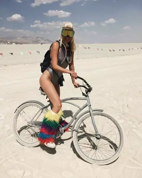 The most beautiful (and naked) girls of the Burning Man 2017 festival 36849_14