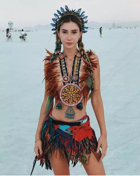 Ang pinakamagagandang (at hubad) na mga batang babae ng Burning Man 2017 Festival 36849_15