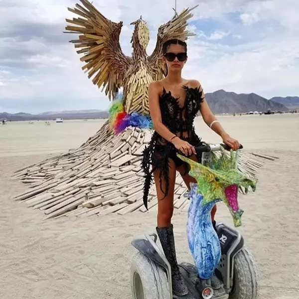 Ang pinakamagagandang (at hubad) na mga batang babae ng Burning Man 2017 Festival 36849_5