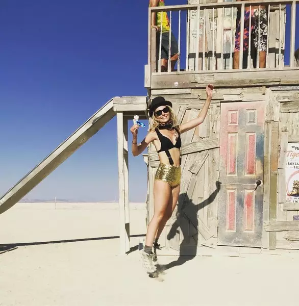 The most beautiful (and naked) girls of the Burning Man 2017 festival 36849_6