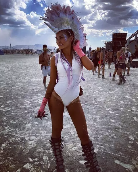 Ang pinakamagagandang (at hubad) na mga batang babae ng Burning Man 2017 Festival 36849_7