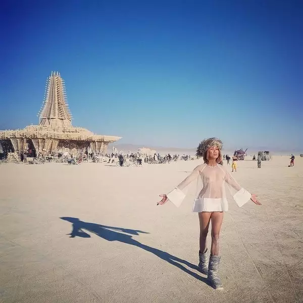 The most beautiful (and naked) girls of the Burning Man 2017 festival 36849_9