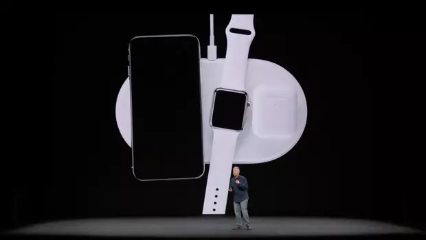 iPhone X fungerer fra batteriet i 2 timer længere end iPhone 7. Airpower - en universel dock straks for alle Apple-enheder.