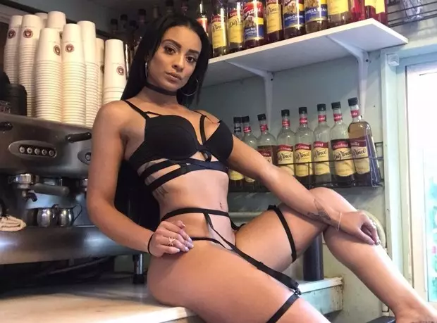 Foto №1 - bikinista barista: sukero, kremo kaj outerwear - al gusto