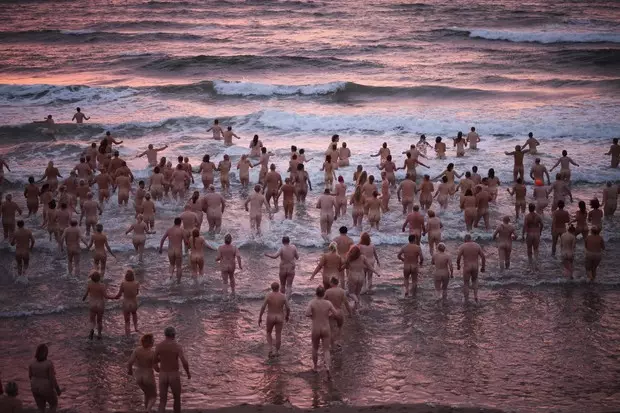 Photo №1 - Pouring of nudity and kindness: 400 completely naked people plunged into the sea with sunrise