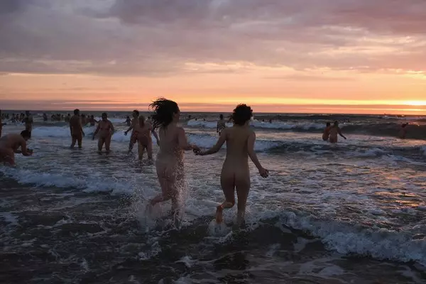 Pouring nudity and kindness: 400 completely naked people plunged into the sea with sunrise 37927_3