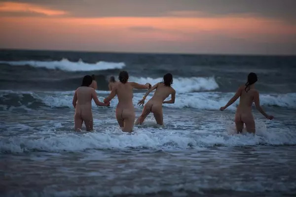 Pouring nudity and kindness: 400 completely naked people plunged into the sea with sunrise 37927_4