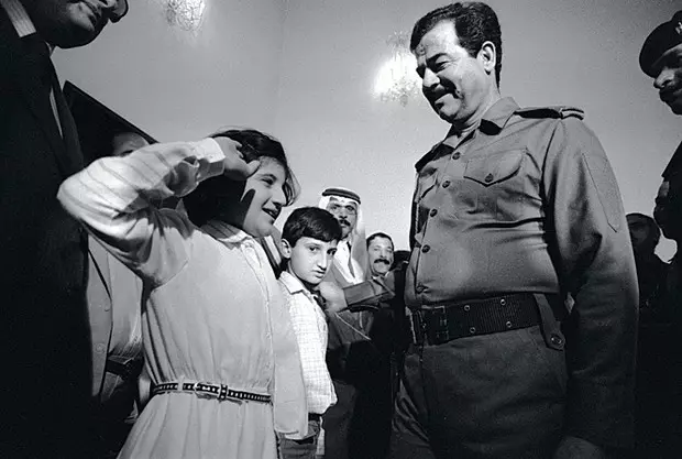 Saddam Hussein ยินดีต้อนรับคนของเขา แบกแดดตุลาคม 2526