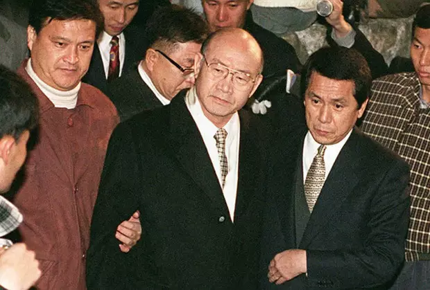 การจับกุมของประธานาธิบดีเกาหลี Chon du Kulki โดยเจ้าหน้าที่อัยการในบ้านของญาติของเขาใน Hapchon