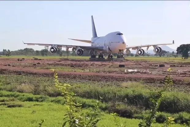 В средата на полето внезапно се появи огромно 