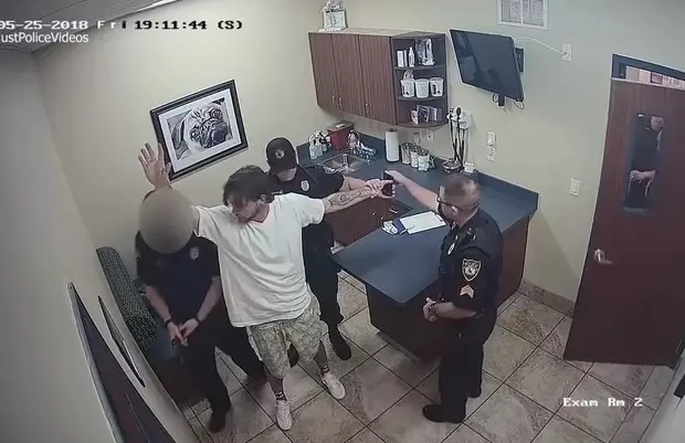 Foto №1 - Pria itu mengambil pacar di tuan rumah, tetapi dia mengalahkan catatan kepada polisi! (Video heroik)
