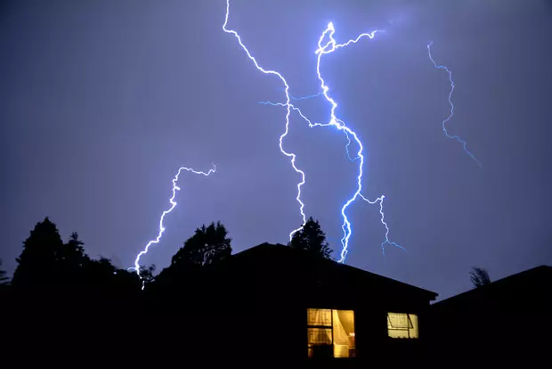 Foto №1 - Lightning a lovit iPhone-ul în momentul în care amanta lui a scos fulgerul! (Video fatal)