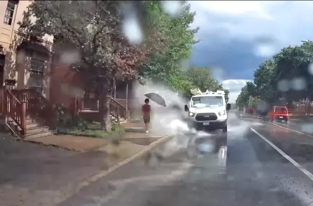 Fotografovanie №1 - Auto, Dieven prešiel okoloidúcimi vodou z puddle! A odplata bola udelená, kde nečakal