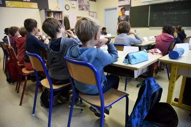 Foto №1 - Os nenos prohibidos franceses para usar teléfonos intelixentes na escola