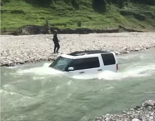 Foto №1 - Omul a decis să salveze chiuveta lui Land Rover și a regretat repede! Adversar video.