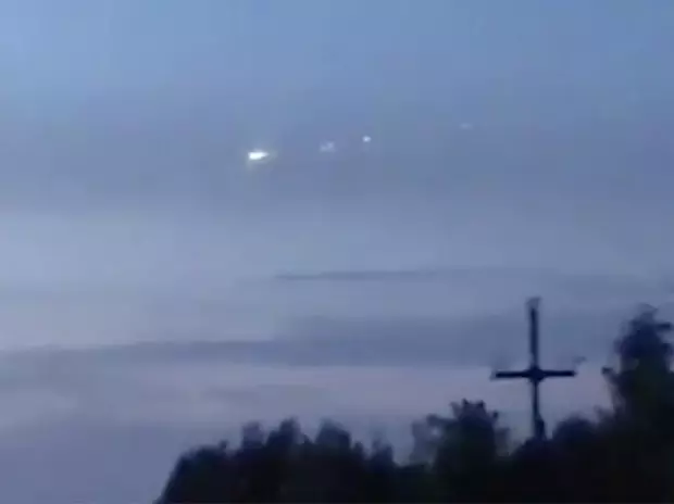 Foto №1 - Lzhukh! Meteorit terbang ke atas Surgut! Berjalan video