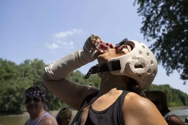 Vidéo choquante sur laquelle les touristes sans défense se battent de poisson volant 41575_2