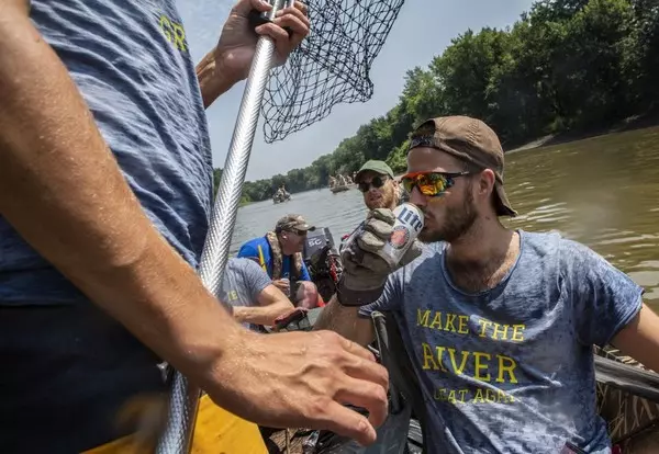 Vidéo choquante sur laquelle les touristes sans défense se battent de poisson volant 41575_3