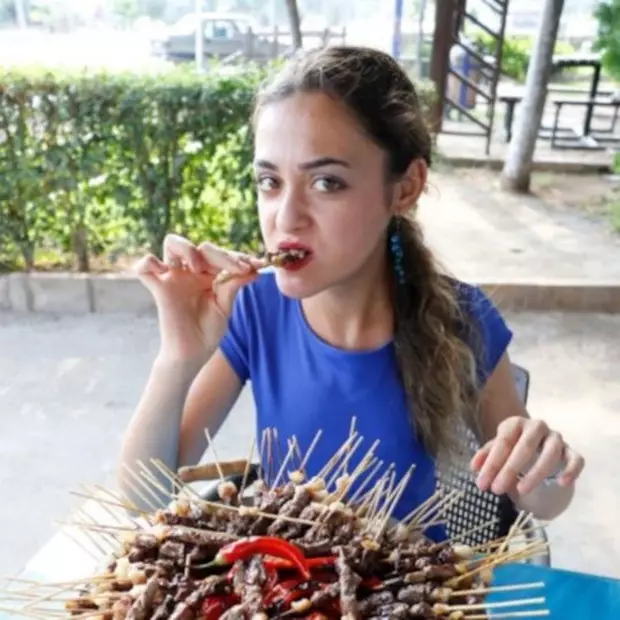 사진 №1 -이 미니어처 소녀가 23 분 안에 255 케밥을 먹는 방법을 참조하십시오!