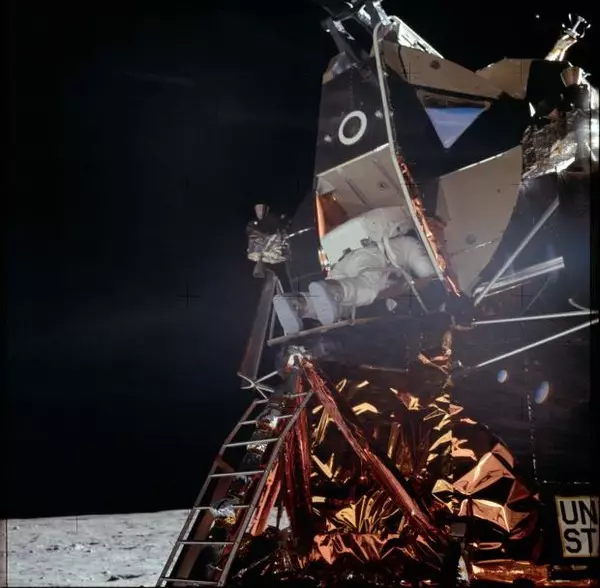 Објавио је потпуну галерију слика америчке мисије на Месецу 41642_13